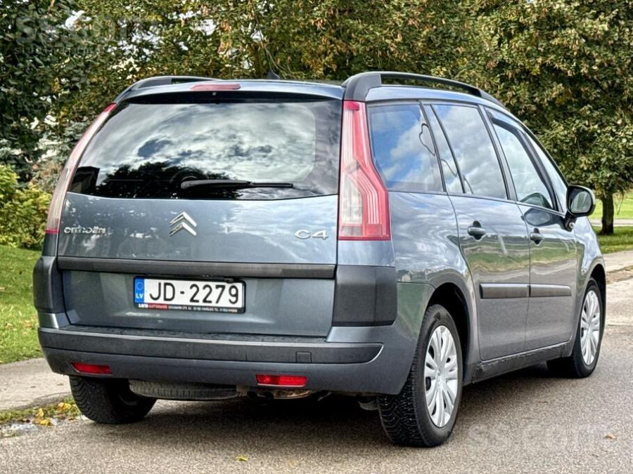 Grey Citroen c4-picasso 2007 in Riga, with an engine capacity of 2.00 L and mileage of 301 thousand km for 990 €, photo 3 on AUTOMOTO.COM.LV