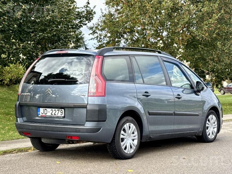 Grey Citroen c4-picasso 2007 in Riga, with an engine capacity of 2.00 L and mileage of 301 thousand km for 990 €, photo 4 on AUTOMOTO.COM.LV