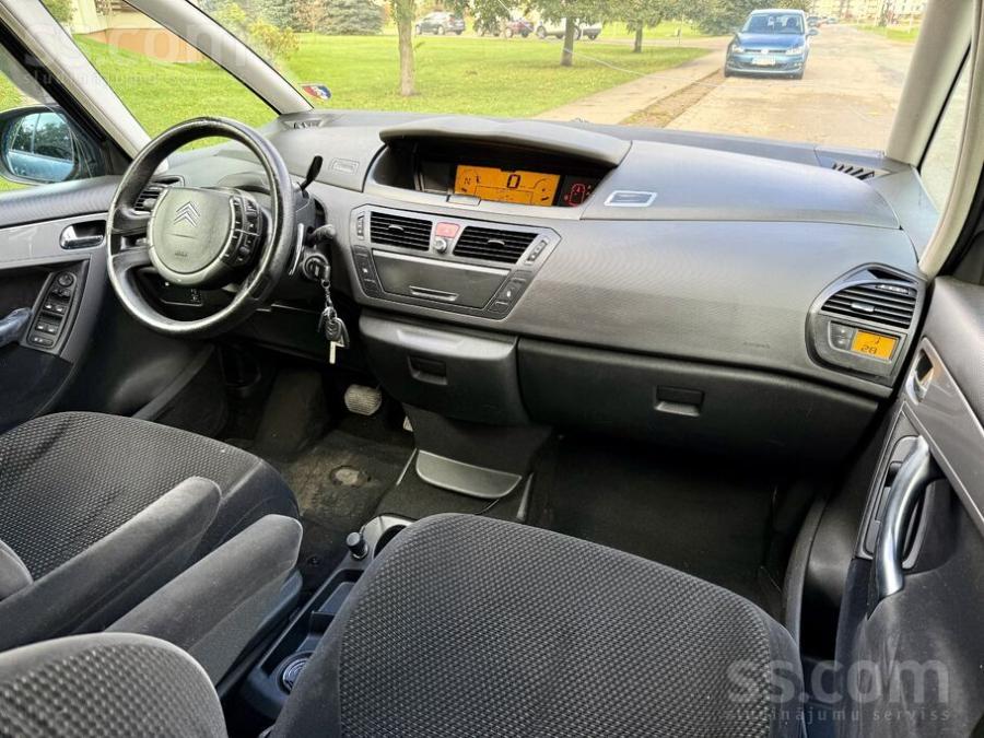 Grey Citroen c4-picasso 2007 in Riga, with an engine capacity of 2.00 L and mileage of 301 thousand km for 990 €, photo 10 on AUTOMOTO.COM.LV