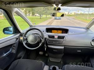 Grey Citroen c4-picasso 2007 in Riga, with an engine capacity of 2.00 L and mileage of 301 thousand km for 990 €, photo 13 on AUTOMOTO.COM.LV