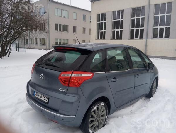 Grey Citroen c4-picasso 2007 in Riga, with an engine capacity of 1.60 L and mileage of 235 thousand km for 1950 €, photo 1 on AUTOMOTO.COM.LV