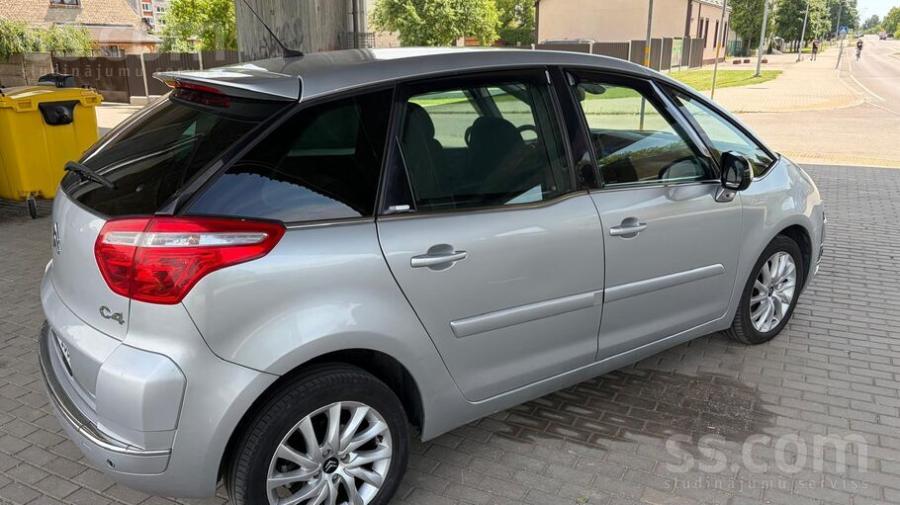 Pelēks Citroen c4-picasso 2009 Daugavpils, ar dzinēja tilpumu 2.00 L un nobraukumu 210 tūkst. km par 2750 €, foto 8 vietnē AUTOMOTO.COM.LV
