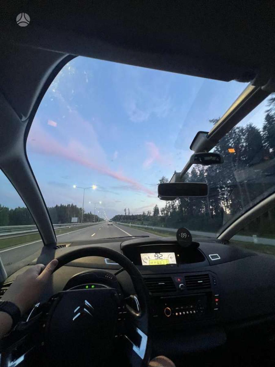 Pelēks Citroen c4-picasso 2009 Viļņa, ar dzinēja tilpumu 1.56 L un nobraukumu 303 tūkst. km par 1450 €, foto 26 vietnē AUTOMOTO.COM.LV