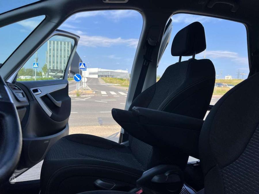 Pelēks Citroen c4-picasso 2009 Viļņa, ar dzinēja tilpumu 1.56 L un nobraukumu 303 tūkst. km par 1450 €, foto 28 vietnē AUTOMOTO.COM.LV