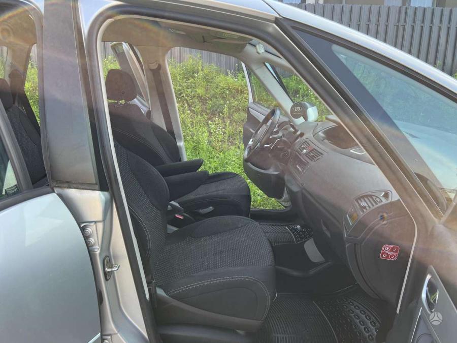 Pelēks Citroen c4-picasso 2009 Viļņa, ar dzinēja tilpumu 1.56 L un nobraukumu 303 tūkst. km par 1450 €, foto 43 vietnē AUTOMOTO.COM.LV
