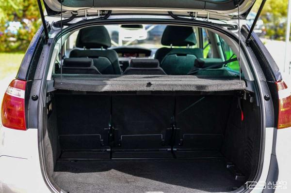 Pelēks Citroen c4-picasso 2010 Kretinga, ar dzinēja tilpumu 2.00 L un nobraukumu 180 tūkst. km par 4350 €, foto 8 vietnē AUTOMOTO.COM.LV
