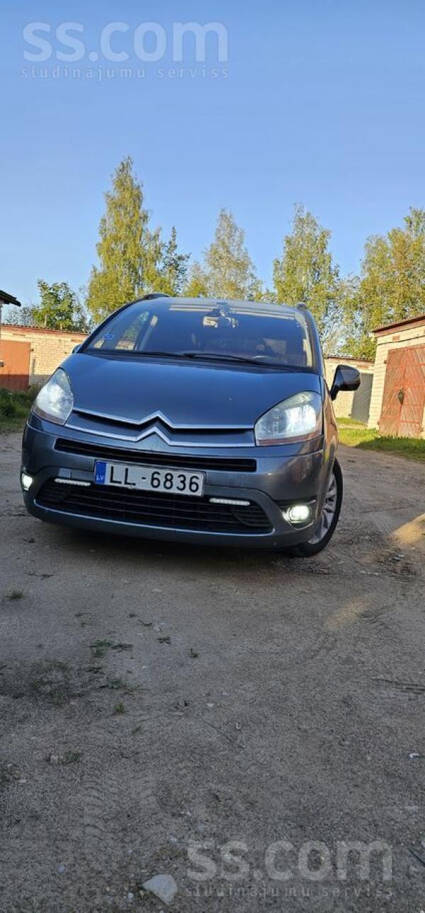 Grey Citroen c4-picasso 2010 in Riga, with an engine capacity of 1.60 L and mileage of 365 thousand km for 2990 €, photo 8 on AUTOMOTO.COM.LV