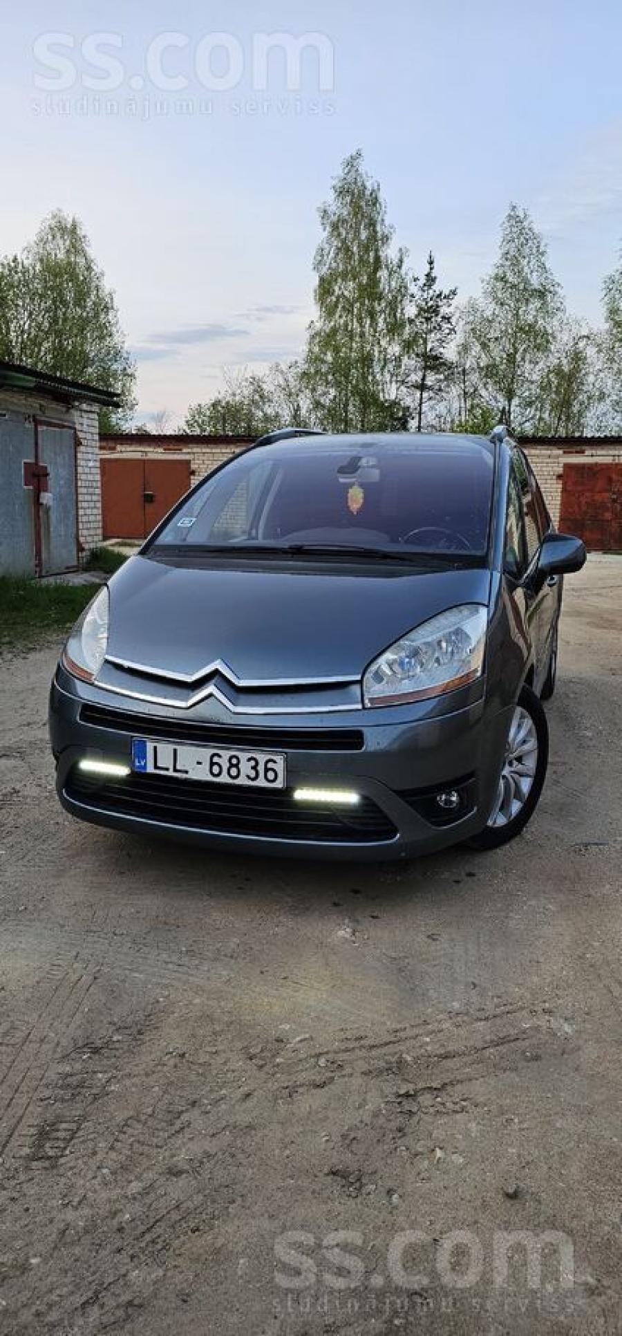 Pelēks Citroen c4-picasso 2010 Rīga, ar dzinēja tilpumu 1.60 L un nobraukumu 365 tūkst. km par 2990 €, foto 24 vietnē AUTOMOTO.COM.LV