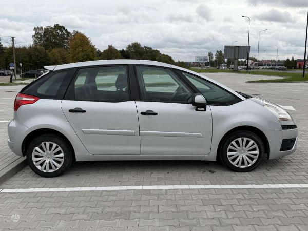 Grey Citroen c4-picasso 2010 in Taurage, with an engine capacity of 1.56 L and mileage of 325 thousand km for 1360 €, photo 8 on AUTOMOTO.COM.LV