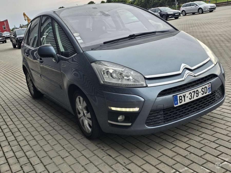 Grey Citroen c4-picasso 2011 in Taurage, with an engine capacity of 1.56 L and mileage of 300 thousand km for 1900 €, photo 4 on AUTOMOTO.COM.LV