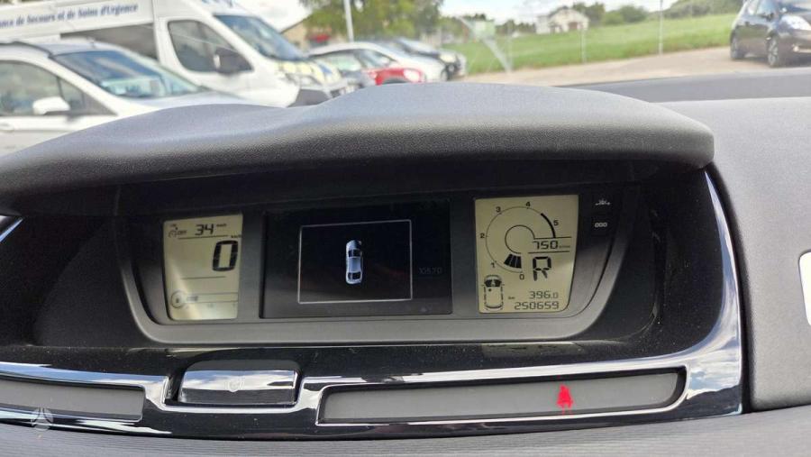 Grey Citroen c4-picasso 2012 in Taurage, with an engine capacity of 2.00 L and mileage of 250 thousand km for 3300 €, photo 19 on AUTOMOTO.COM.LV