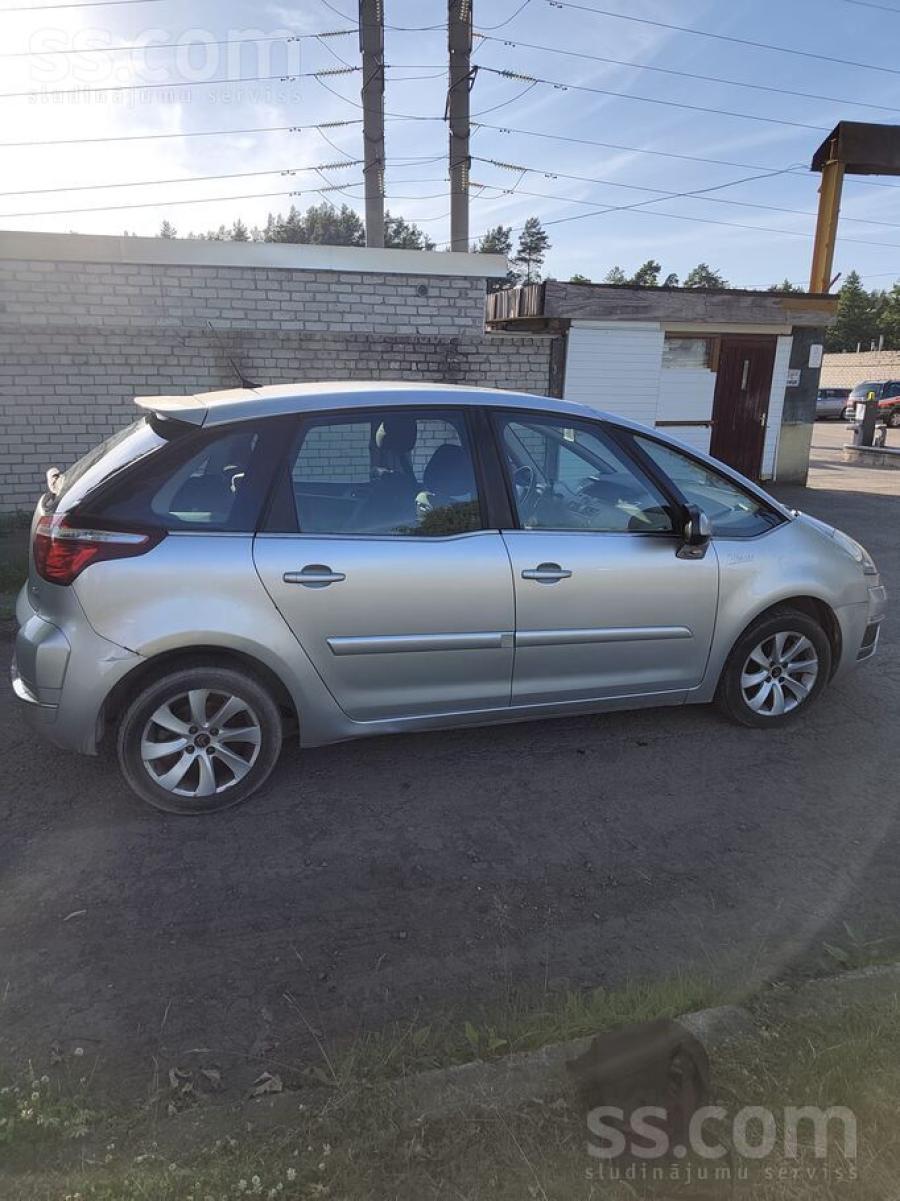 Grey Citroen c4-picasso 2013 in Riga, with an engine capacity of 1.60 L and mileage of 0 thousand km for 3500 €, photo 3 on AUTOMOTO.COM.LV