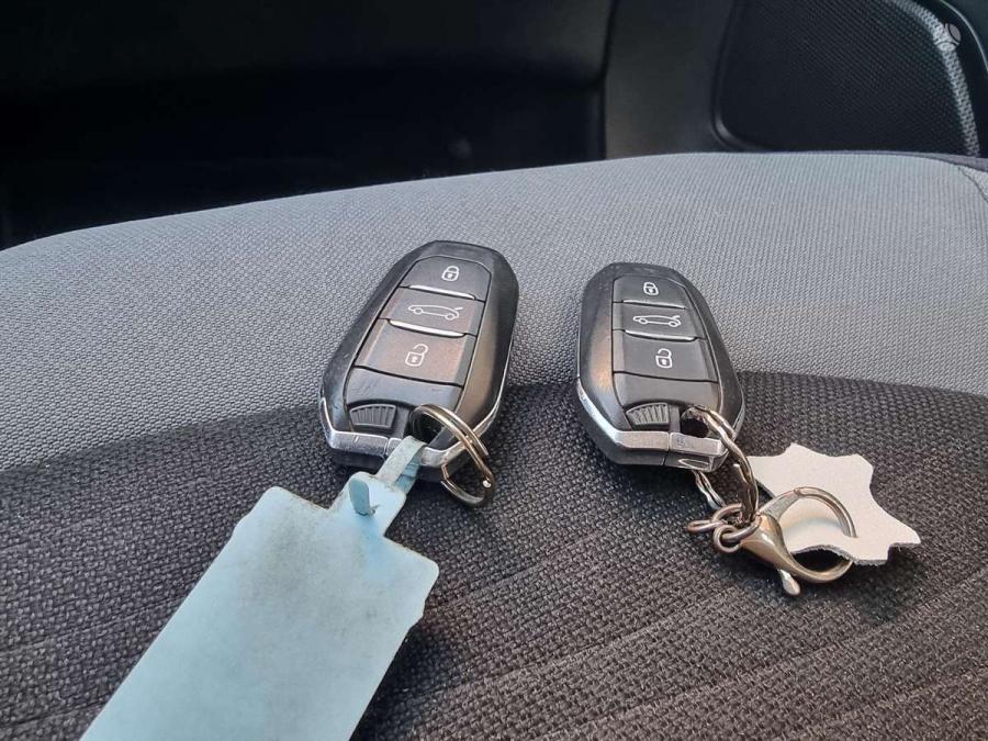 Pelēks Citroen c4-picasso 2016 Viļņa, ar dzinēja tilpumu 1.56 L un nobraukumu 270 tūkst. km par 4650 €, foto 5 vietnē AUTOMOTO.COM.LV