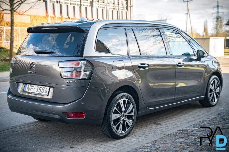 Grey Citroen c4-picasso 2017 in Riga, with an engine capacity of 1.20 L and mileage of 217 thousand km for 5990 €, photo 3 on AUTOMOTO.COM.LV