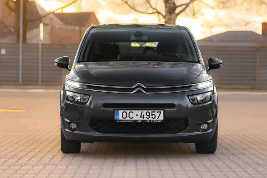 Grey Citroen c4-picasso 2017 in Jelgava, with an engine capacity of 1.60 L and mileage of 132 thousand km for 8300 €, photo 4 on AUTOMOTO.COM.LV