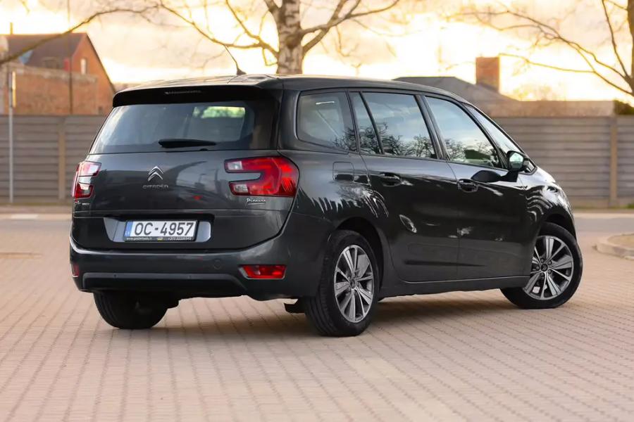 Grey Citroen c4-picasso 2017 in Jelgava, with an engine capacity of 1.60 L and mileage of 132 thousand km for 8300 €, photo 6 on AUTOMOTO.COM.LV