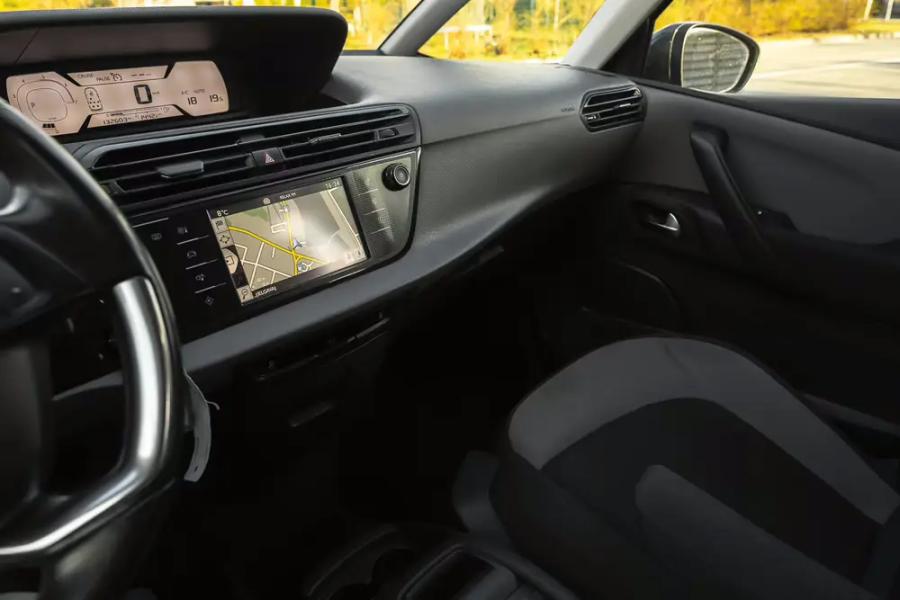 Grey Citroen c4-picasso 2017 in Jelgava, with an engine capacity of 1.60 L and mileage of 132 thousand km for 8300 €, photo 14 on AUTOMOTO.COM.LV