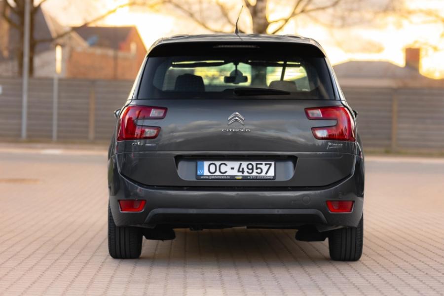 Grey Citroen c4-picasso 2017 in Riga, with an engine capacity of 1.60 L and mileage of 132 thousand km for 11900 €, photo 7 on AUTOMOTO.COM.LV