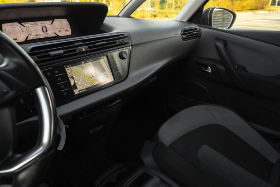 Grey Citroen c4-picasso 2017 in Riga, with an engine capacity of 1.60 L and mileage of 132 thousand km for 11900 €, photo 15 on AUTOMOTO.COM.LV