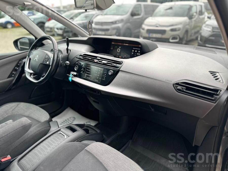 Grey Citroen c4-picasso 2017 in Riga, with an engine capacity of 1.60 L and mileage of 188 thousand km for 5700 €, photo 8 on AUTOMOTO.COM.LV