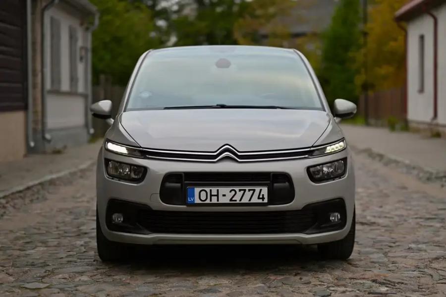 Grey Citroen c4-picasso 2018 in Jelgava, with an engine capacity of 1.20 L and mileage of 182 thousand km for 7950 €, photo 3 on AUTOMOTO.COM.LV