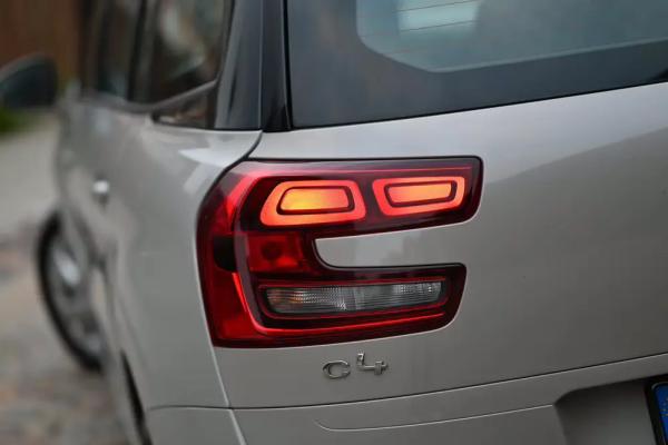 Pelēks Citroen c4-picasso 2018 Jelgava, ar dzinēja tilpumu 1.20 L un nobraukumu 182 tūkst. km par 7950 €, foto 8 vietnē AUTOMOTO.COM.LV