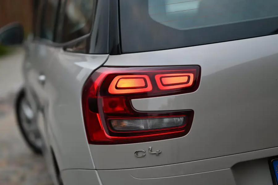 Grey Citroen c4-picasso 2018 in Jelgava, with an engine capacity of 1.20 L and mileage of 182 thousand km for 7950 €, photo 9 on AUTOMOTO.COM.LV