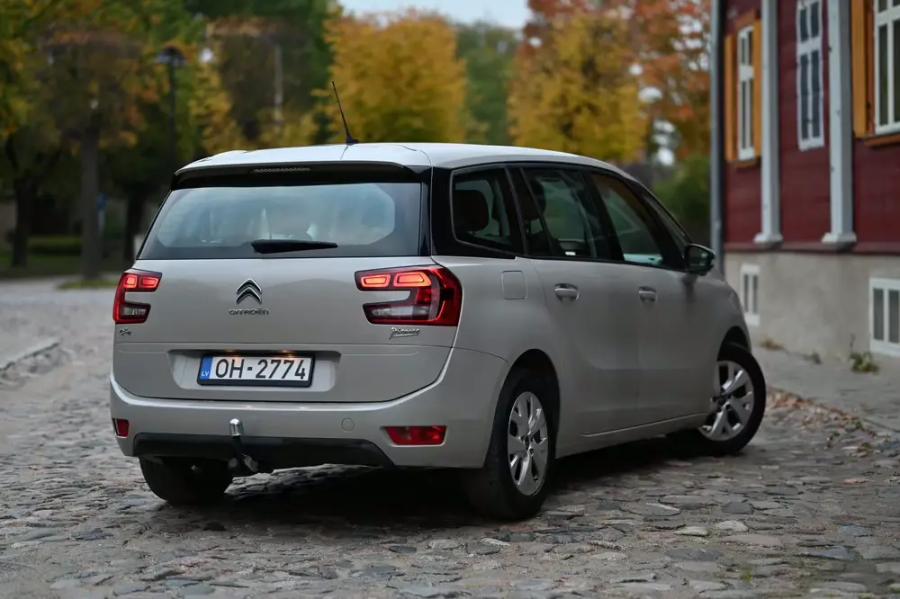 Grey Citroen c4-picasso 2018 in Jelgava, with an engine capacity of 1.20 L and mileage of 182 thousand km for 7950 €, photo 10 on AUTOMOTO.COM.LV