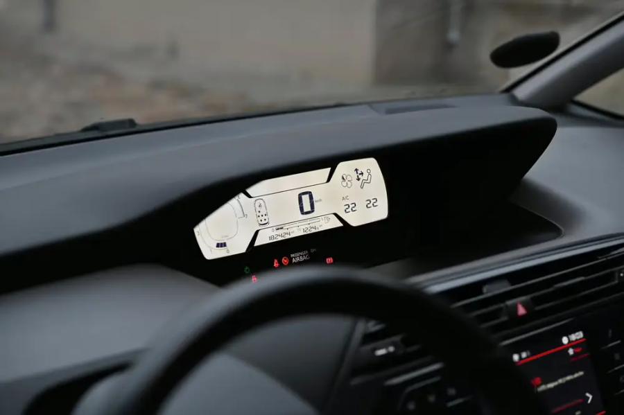 Grey Citroen c4-picasso 2018 in Jelgava, with an engine capacity of 1.20 L and mileage of 182 thousand km for 7950 €, photo 14 on AUTOMOTO.COM.LV