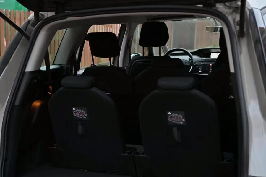 Grey Citroen c4-picasso 2018 in Jelgava, with an engine capacity of 1.20 L and mileage of 182 thousand km for 7950 €, photo 21 on AUTOMOTO.COM.LV