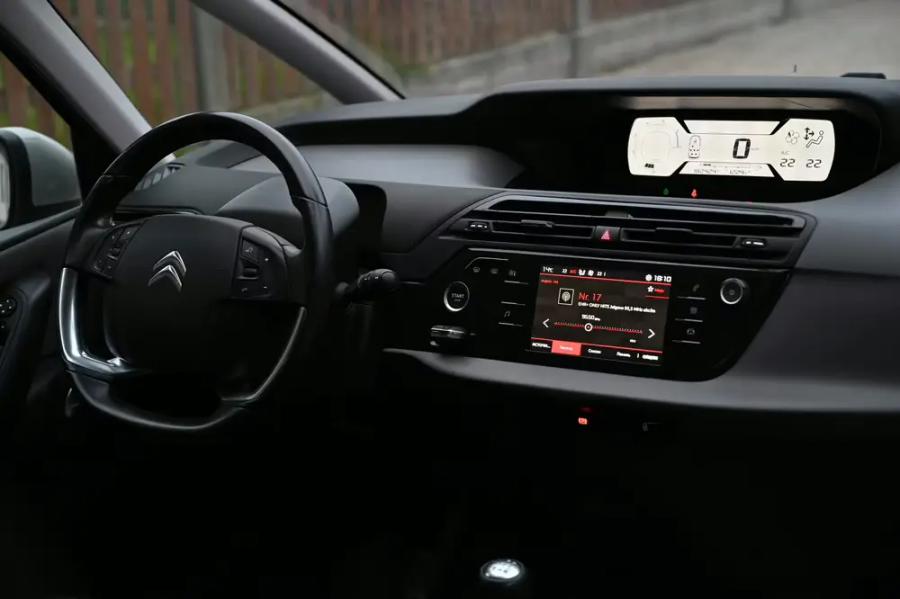 Grey Citroen c4-picasso 2018 in Jelgava, with an engine capacity of 1.20 L and mileage of 182 thousand km for 7950 €, photo 22 on AUTOMOTO.COM.LV