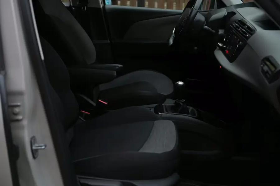 Grey Citroen c4-picasso 2018 in Jelgava, with an engine capacity of 1.20 L and mileage of 182 thousand km for 7950 €, photo 24 on AUTOMOTO.COM.LV