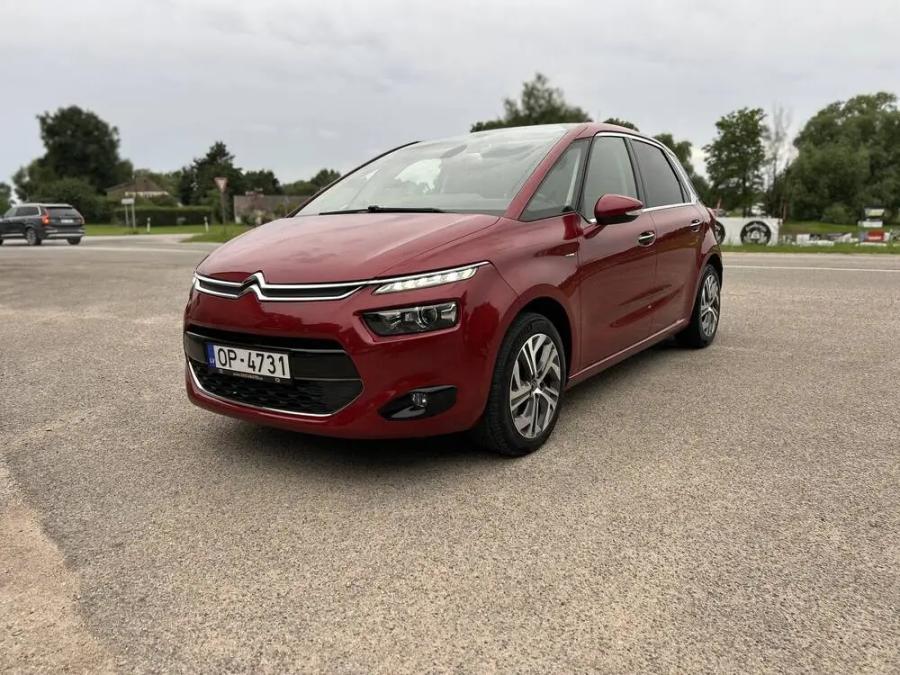 Red Citroen c4-picasso 2015 in Grobiņa, with an engine capacity of 1.60 L and mileage of 160 thousand km for 8500 €, photo 1 on AUTOMOTO.COM.LV