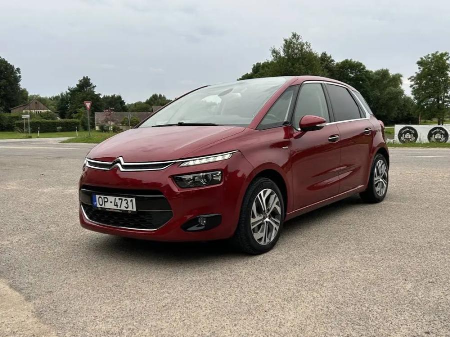 Red Citroen c4-picasso 2015 in Grobiņa, with an engine capacity of 1.60 L and mileage of 160 thousand km for 8500 €, photo 3 on AUTOMOTO.COM.LV