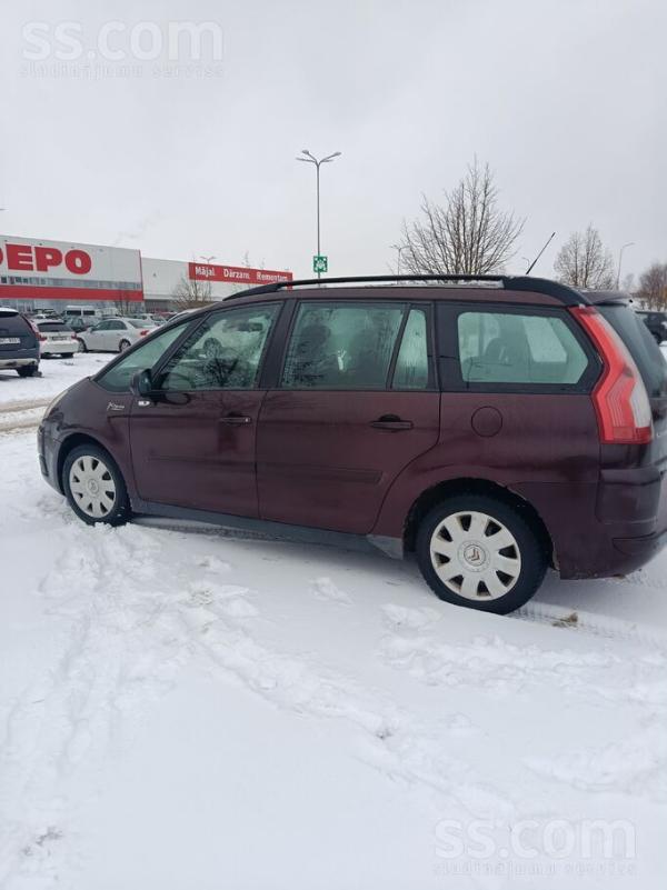 Red Citroen c4-picasso 2008 in Daugavpils, with an engine capacity of 1.60 L and mileage of 255 thousand km for 2700 €, photo 2 on AUTOMOTO.COM.LV