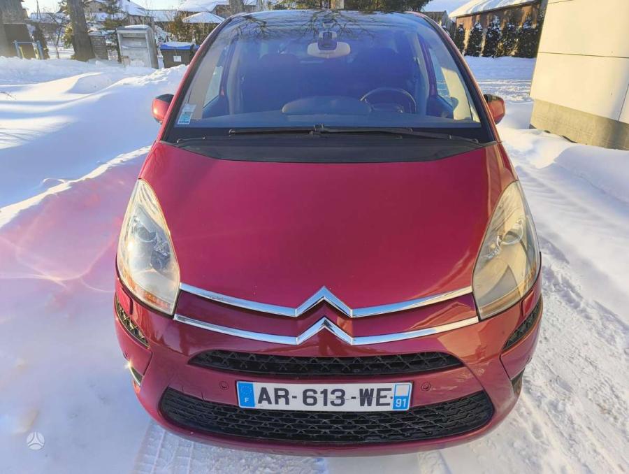 Red Citroen c4-picasso 2008 in Taurage, with an engine capacity of 2.00 L and mileage of 300 thousand km for 2300 €, photo 2 on AUTOMOTO.COM.LV