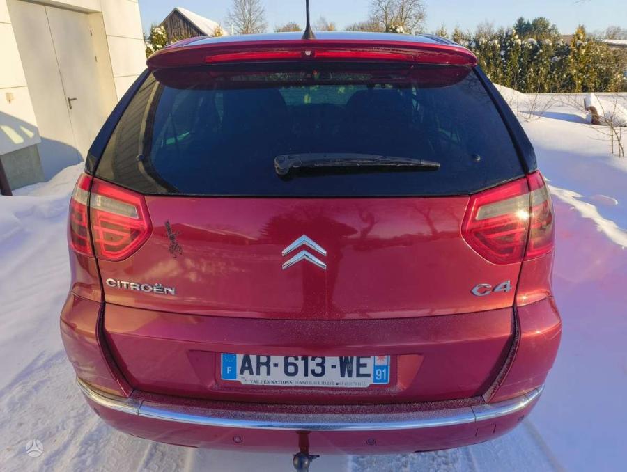 Red Citroen c4-picasso 2008 in Taurage, with an engine capacity of 2.00 L and mileage of 300 thousand km for 2300 €, photo 5 on AUTOMOTO.COM.LV