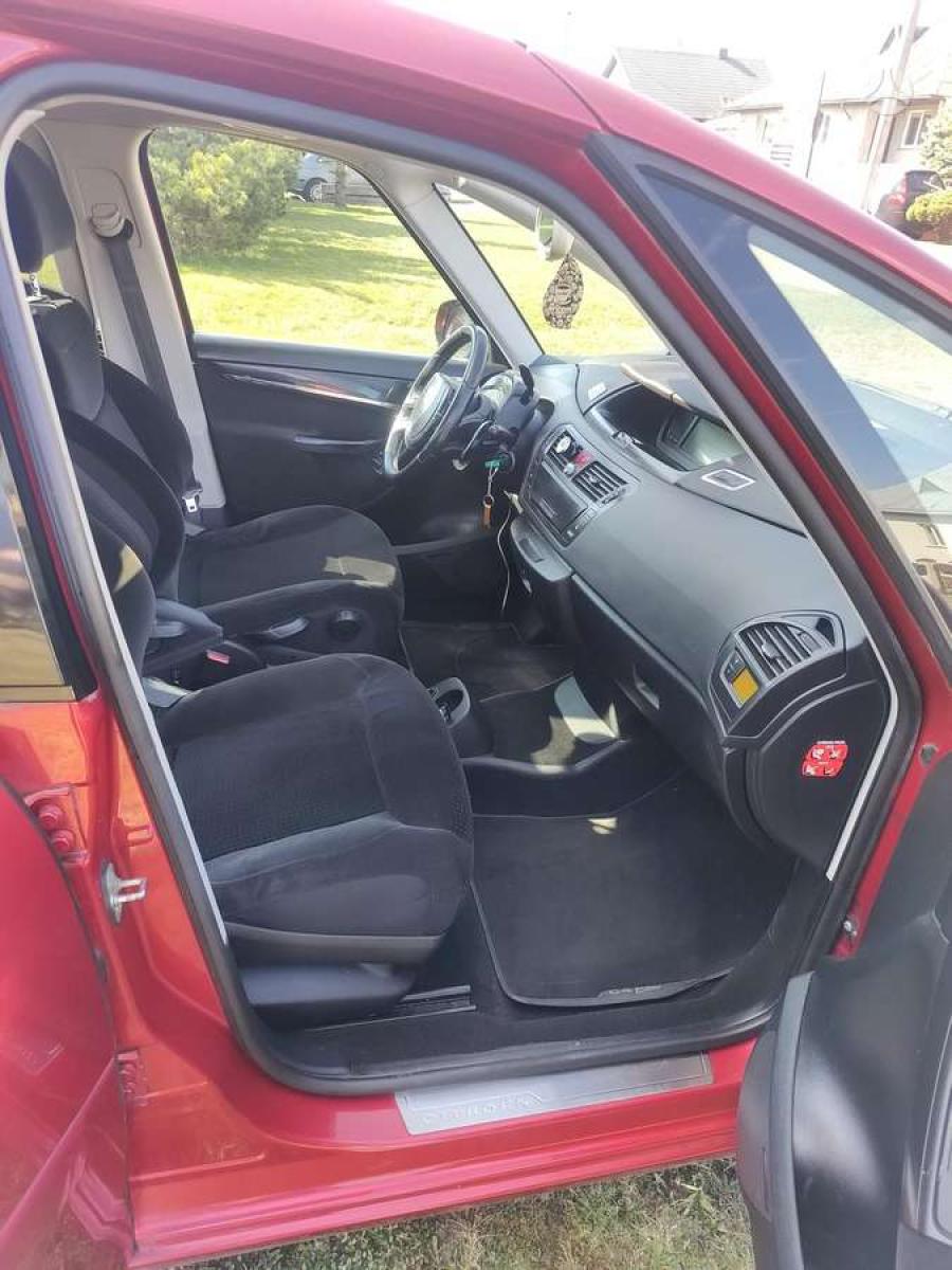Red Citroen c4-picasso 2008 in Marijampole, with an engine capacity of 2.00 L and mileage of 227 thousand km for 1800 €, photo 5 on AUTOMOTO.COM.LV