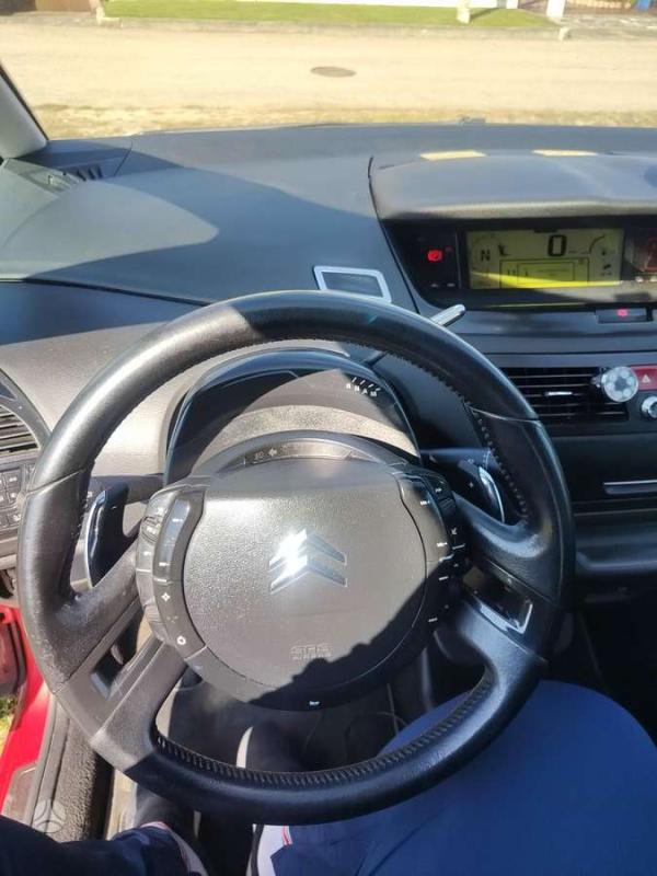 Red Citroen c4-picasso 2008 in Marijampole, with an engine capacity of 2.00 L and mileage of 227 thousand km for 1800 €, photo 6 on AUTOMOTO.COM.LV