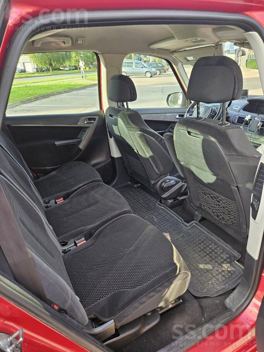 Red Citroen c4-picasso 2008 in Riga, with an engine capacity of 1.60 L and mileage of 256 thousand km for 2500 €, photo 3 on AUTOMOTO.COM.LV