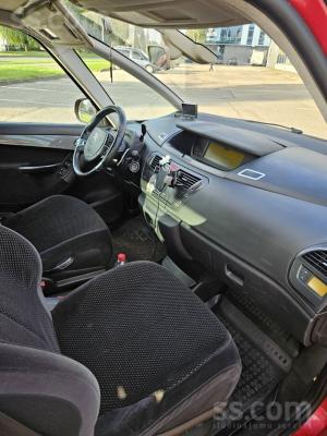 Red Citroen c4-picasso 2008 in Riga, with an engine capacity of 1.60 L and mileage of 256 thousand km for 2500 €, photo 4 on AUTOMOTO.COM.LV