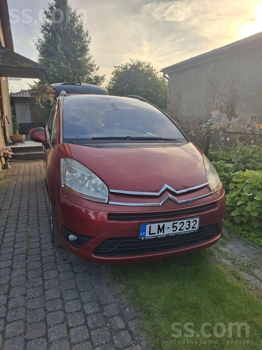 Red Citroen c4-picasso 2008 in Liepaja, with an engine capacity of 1.80 L and mileage of 306 thousand km for 1800 €, photo 1 on AUTOMOTO.COM.LV