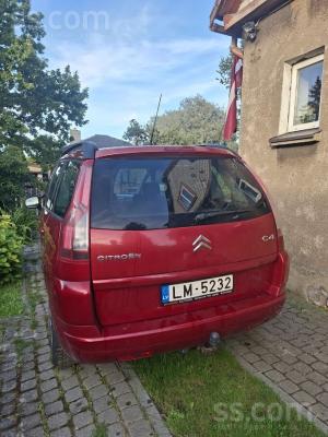 Red Citroen c4-picasso 2008 in Liepaja, with an engine capacity of 1.80 L and mileage of 306 thousand km for 1800 €, photo 4 on AUTOMOTO.COM.LV