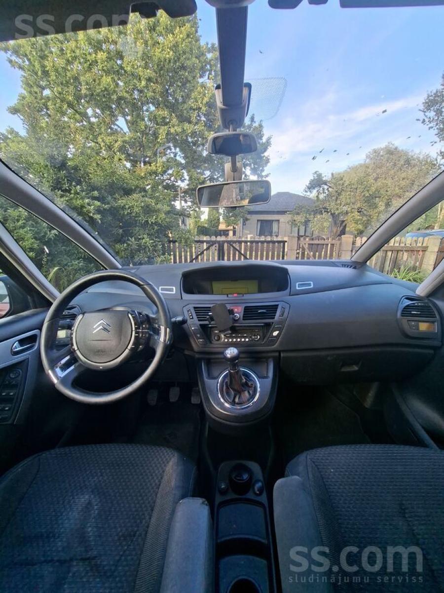 Red Citroen c4-picasso 2008 in Liepaja, with an engine capacity of 1.80 L and mileage of 306 thousand km for 1800 €, photo 5 on AUTOMOTO.COM.LV