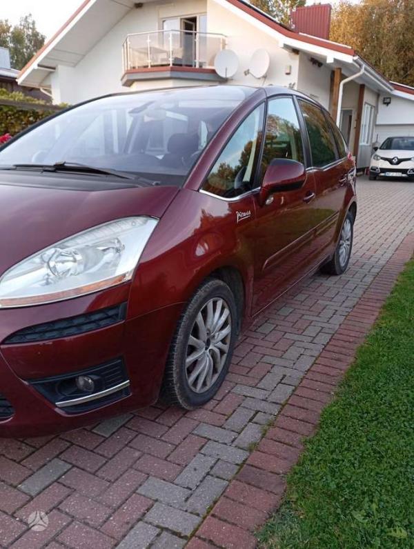Sarkans Citroen c4-picasso 2008 Viļņa, ar dzinēja tilpumu 2.00 L un nobraukumu 218 tūkst. km par 1700 €, foto 4 vietnē AUTOMOTO.COM.LV