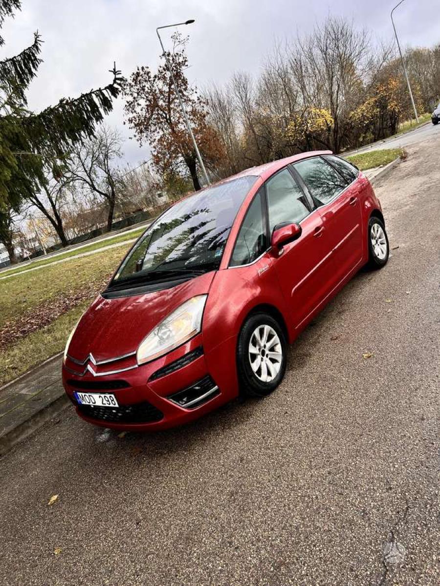 Red Citroen c4-picasso 2009 in Vilnius, with an engine capacity of 1.56 L and mileage of 270 thousand km for 499 €, photo 1 on AUTOMOTO.COM.LV