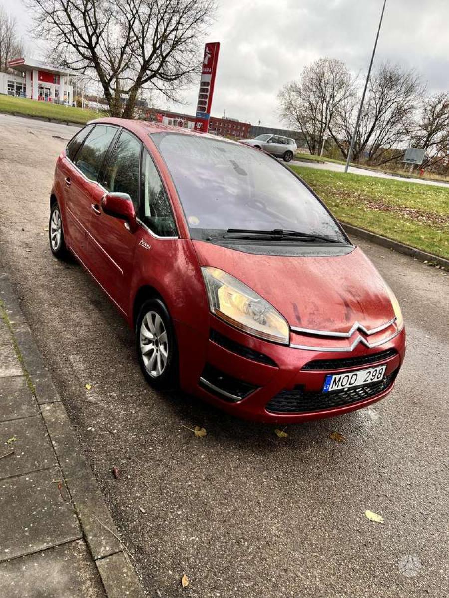 Red Citroen c4-picasso 2009 in Vilnius, with an engine capacity of 1.56 L and mileage of 270 thousand km for 499 €, photo 3 on AUTOMOTO.COM.LV