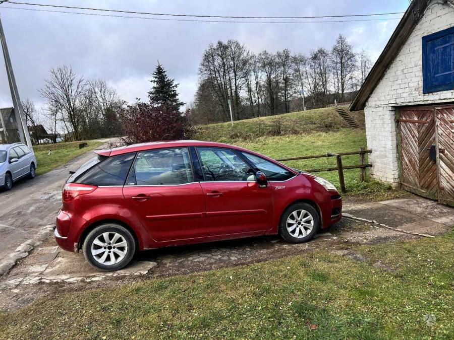 Red Citroen c4-picasso 2009 in Vilnius, with an engine capacity of 1.56 L and mileage of 270 thousand km for 499 €, photo 5 on AUTOMOTO.COM.LV