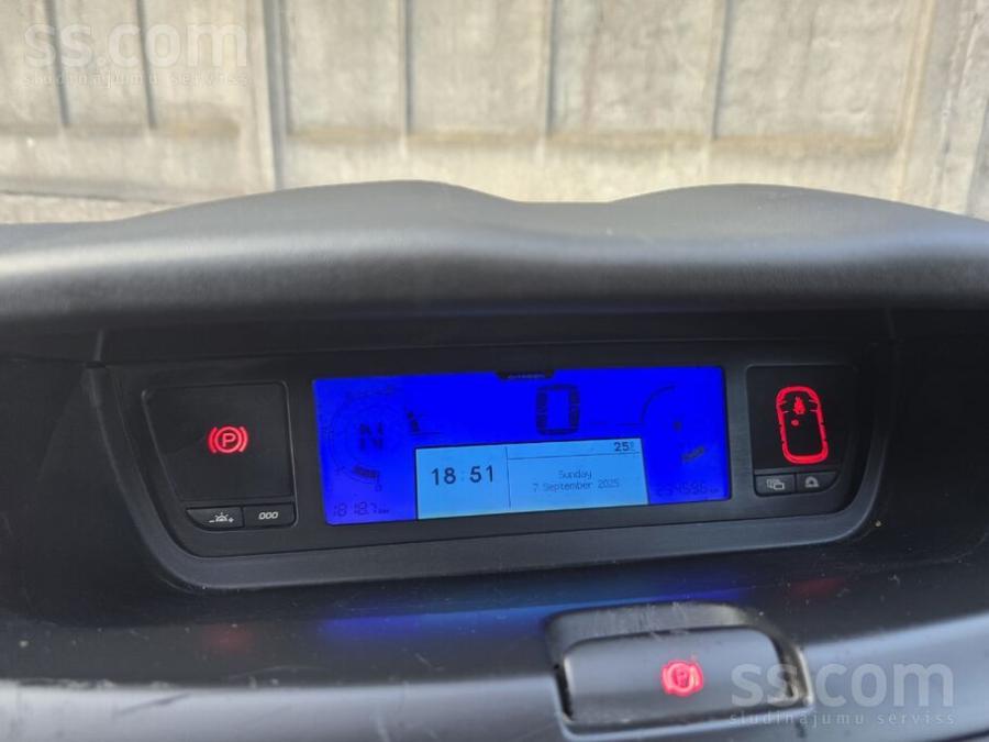 Sarkans Citroen c4-picasso 2009 Rīga, ar dzinēja tilpumu 1.60 L un nobraukumu 236 tūkst. km par 2500 €, foto 5 vietnē AUTOMOTO.COM.LV