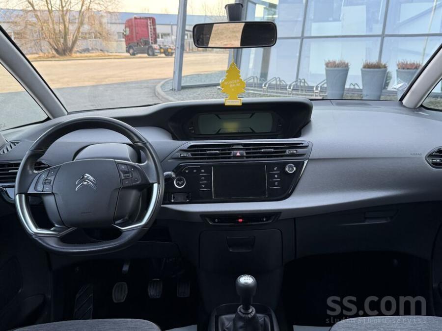 Red Citroen c4-picasso 2016 in Liepaja, with an engine capacity of 1.20 L and mileage of 117 thousand km for 6450 €, photo 18 on AUTOMOTO.COM.LV